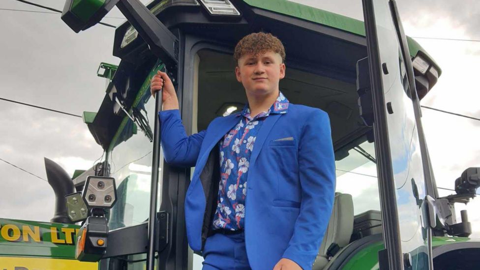 Ipswich Town fan turns Tractor Boy for school prom arrival - BBC News