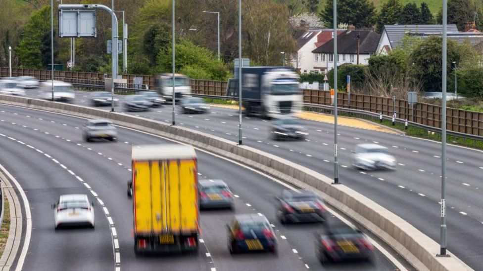 M4 Berkshire: Drivers warned of motorway closure - BBC News