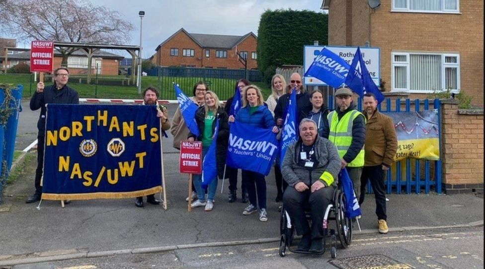 Northants teachers strike again at Rothwell Junior School - BBC News