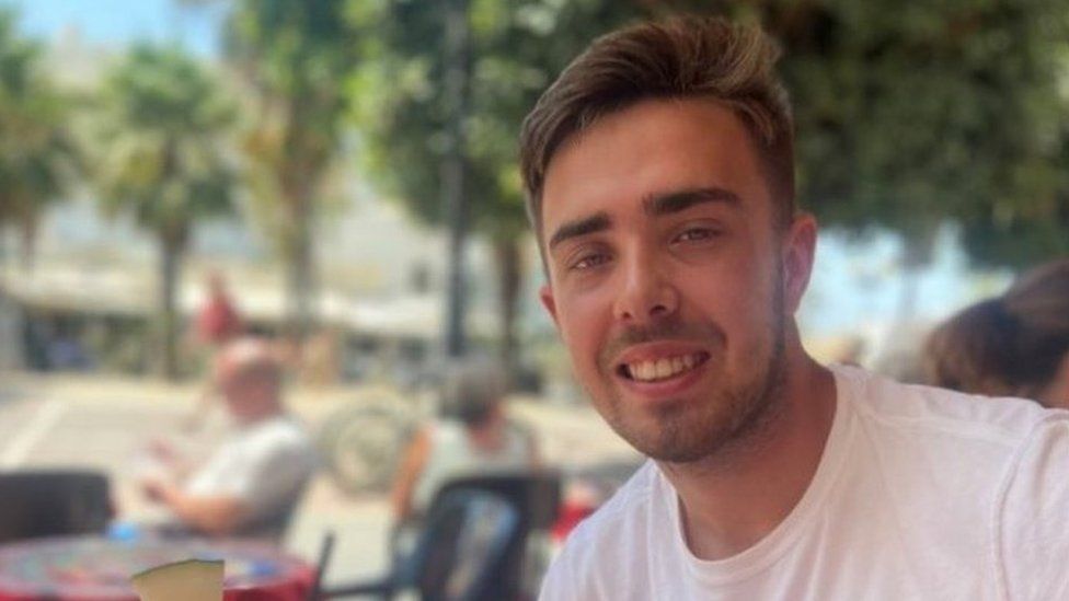 Joshua Roberts: 'Hunllef' teulu wrth aros am ymchwiliad - BBC Cymru Fyw