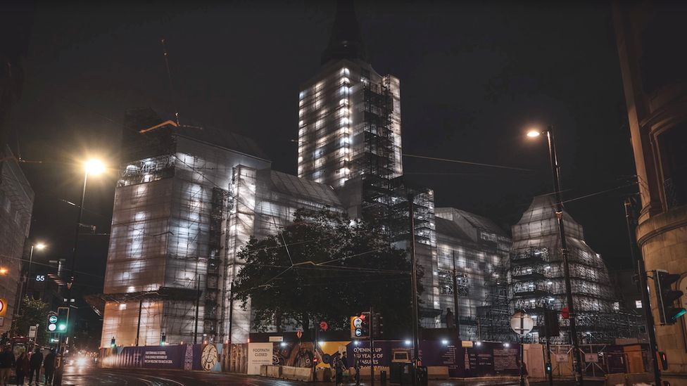 Manchester Town Hall £325m restoration reaches halfway point - BBC News