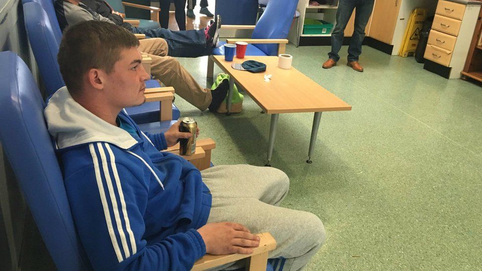 Homeless alcoholics 'falling through the cracks' - BBC News