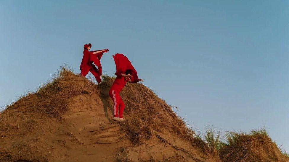 Pum munud gyda Bardd y Mis: Elen Ifan - BBC Cymru Fyw