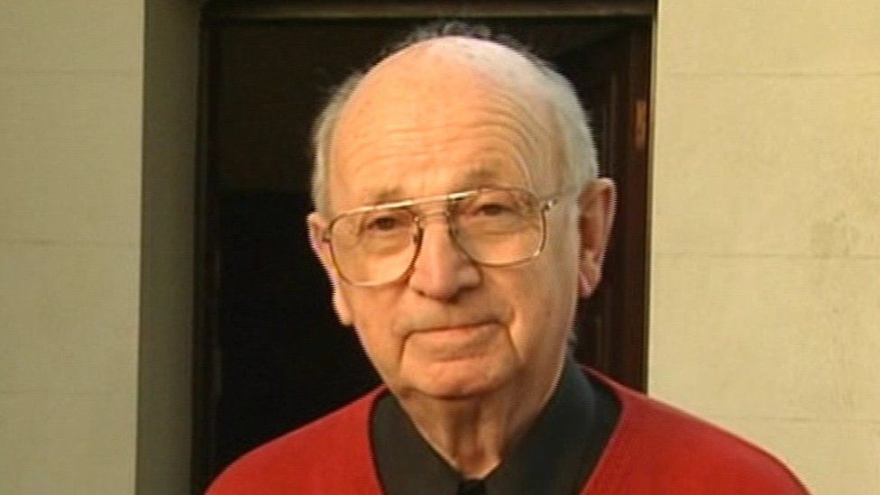 Former Bishop of Galway Eamon Casey dies - BBC News