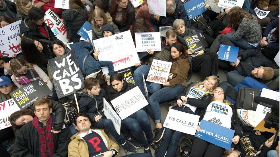 Dunblane families join US gun law protest in Edinburgh - BBC News