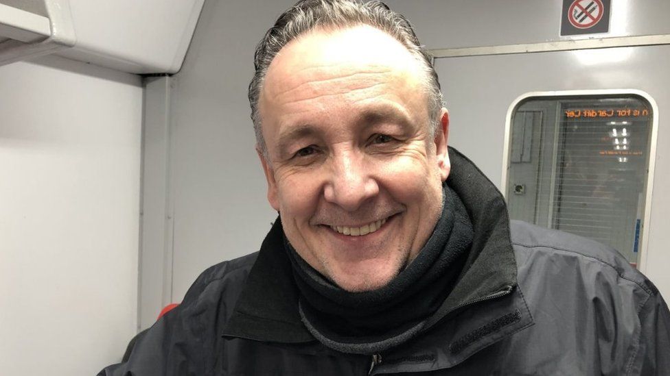 Trenau'n ôl yn y Rhondda Fawr wedi bwlch o naw mis - BBC Cymru Fyw