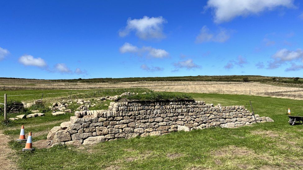 Bringing back endangered craft of Cornish hedging - BBC News