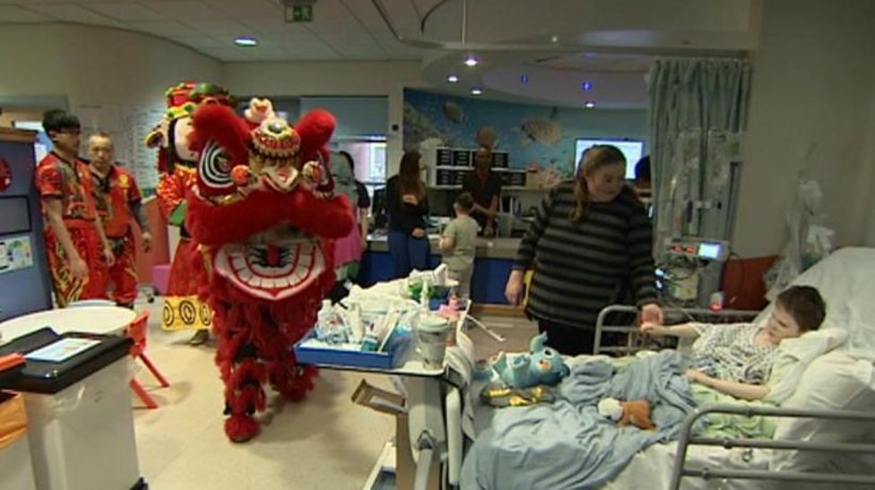 Dragon dancers entertain Birmingham Children's Hospital patients - BBC News