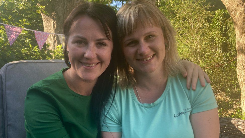 Aduniad emosiynol ffrindiau ysgol ar ôl ffoi o Wcráin - BBC Cymru Fyw