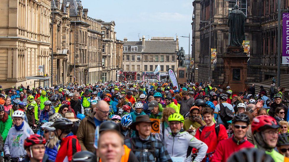 'Better roads for cyclists could have saved our daughter' - BBC News