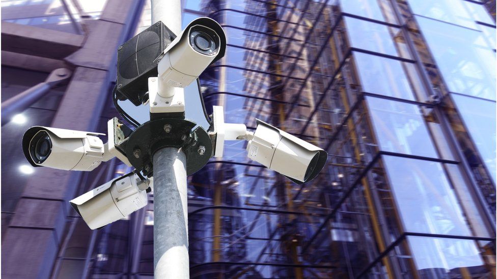 Technoleg adnabod wyneb am 'waethygu hiliaeth' yn yr heddlu - BBC Cymru Fyw