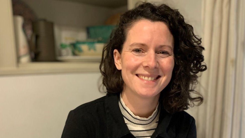 Defnyddio gwlân a llechi i wneud tai yn fwy gwyrdd - BBC Cymru Fyw