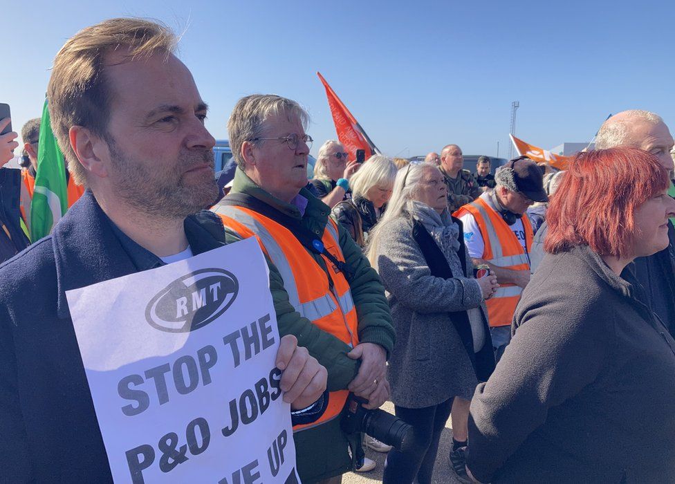 P&O Ferries protest draws hundreds in Hull - BBC News