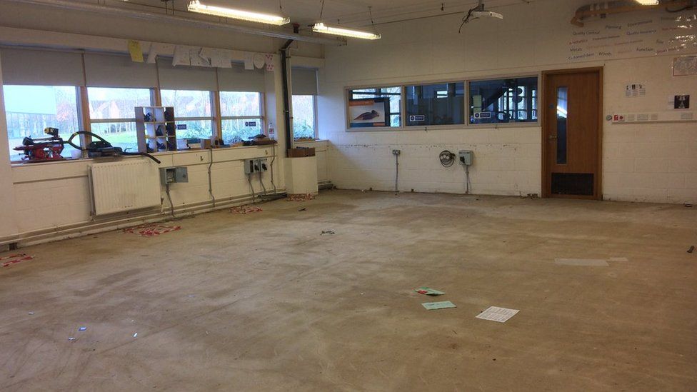 Northampton: Pupils taught in corridors at flood-hit school - BBC News