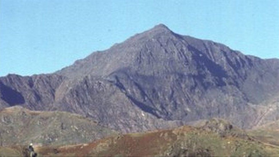 Mountain litter among Snowdon concerns among residents - BBC News