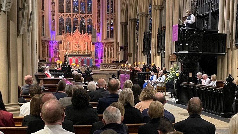 Queen Elizabeth II: Leeds Minster service to honour the Queen - BBC News