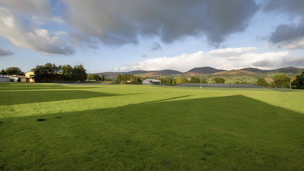 'Siomedig' na fydd felodrom seiclo yn Rhuthun - BBC Cymru Fyw