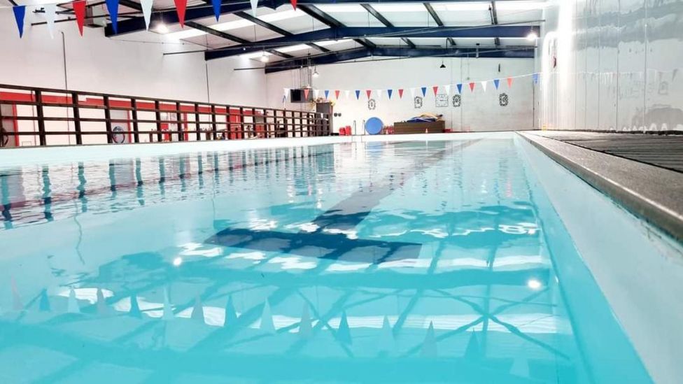 Middlesbrough man learns to swim at 83 years old. - BBC News