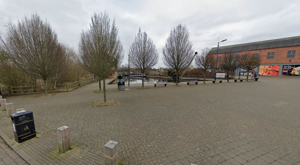 Woman taken to hospital after Ellesmere canal rescue - BBC News