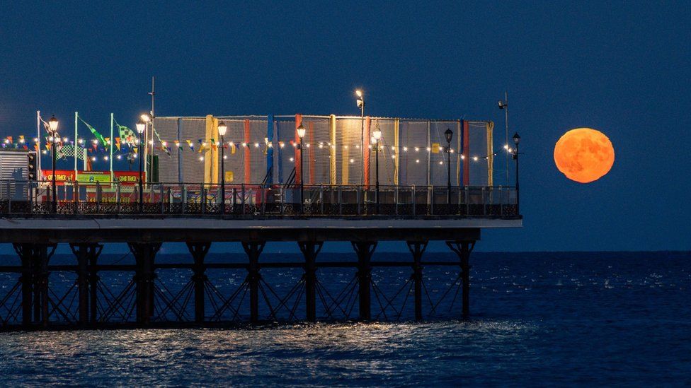 In pictures: Ideal conditions for Hunter's Moon over Devon - BBC News