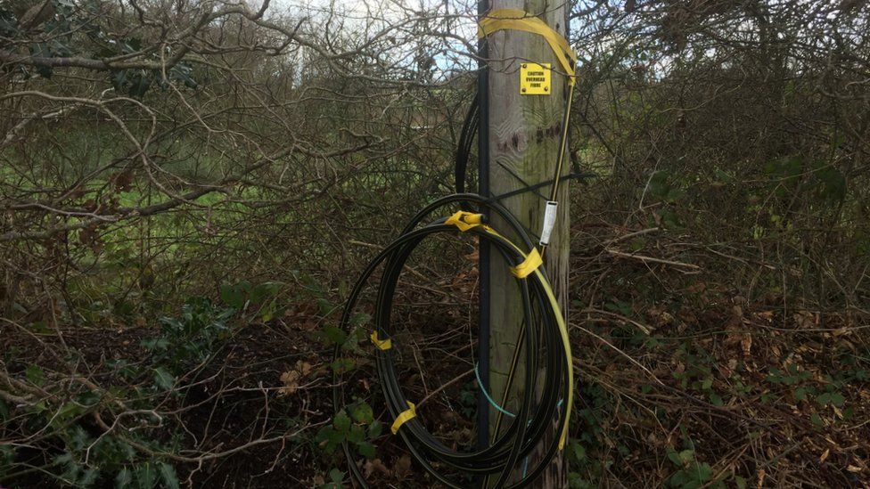 Beirniadu BT am beidio gorffen gwaith cysylltu band eang - BBC Cymru Fyw