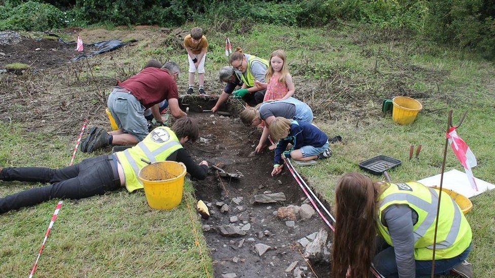 St Patrick's dig finds 'medieval burial site' - BBC News