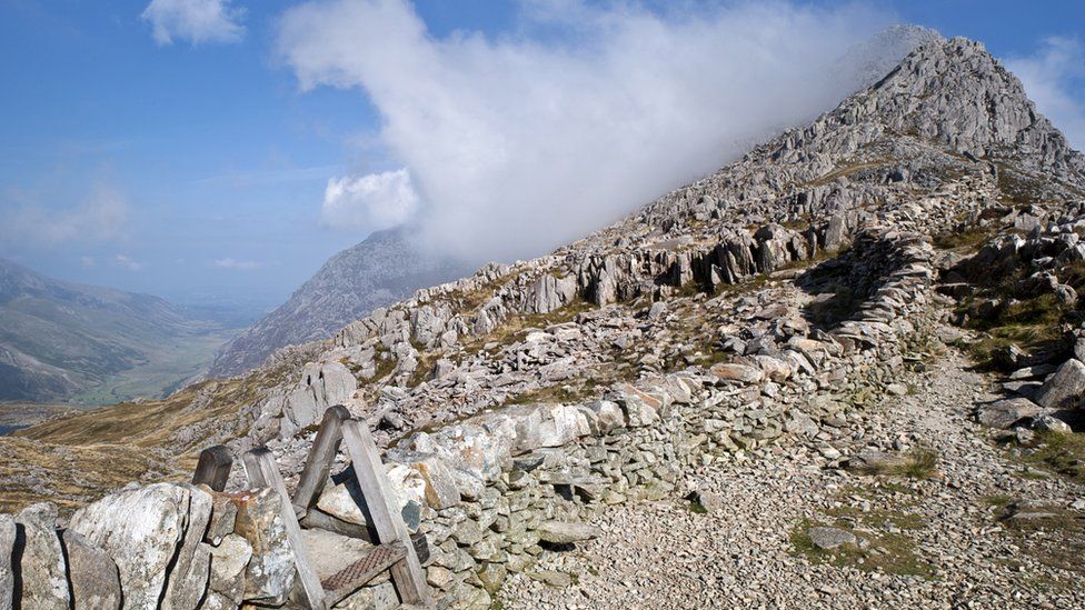 Bachgen 14 oed wedi disgyn 60 troedfedd ar Tryfan - BBC Cymru Fyw