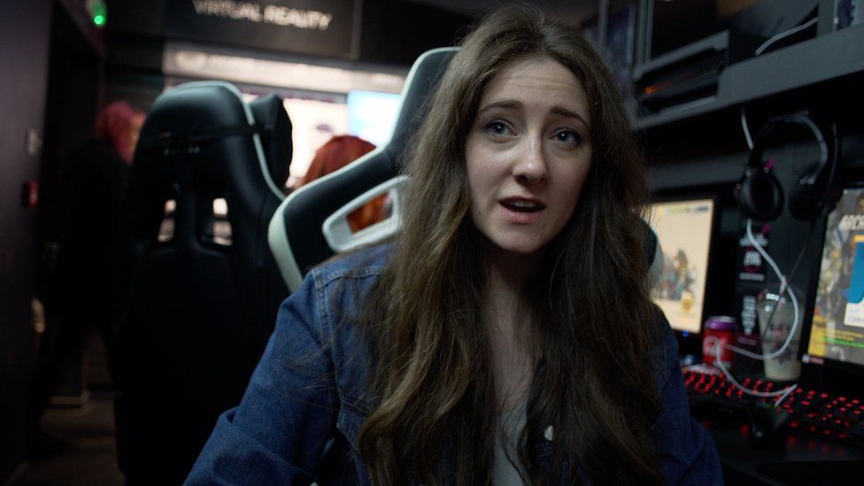 Esports club Cardiff Saints looks for female members - BBC News