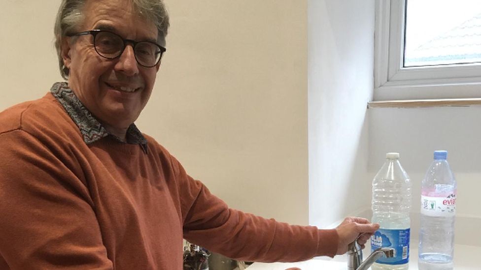 Sir Fynwy: Cartrefi heb ddŵr ar ddydd Nadolig - BBC Cymru Fyw