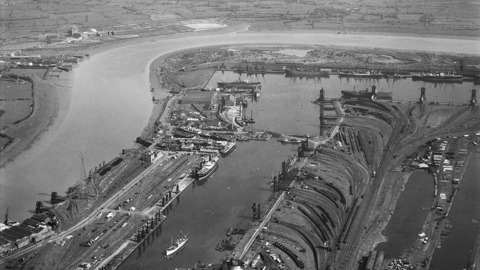 Dylan Iorwerth sy'n mynd Dan Ddirgel Ddaear - BBC Cymru Fyw