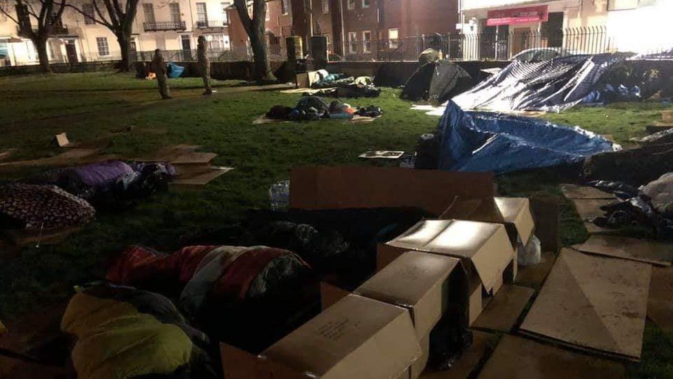 Big sleep out in Leamington Spa to raise funds for homeless - BBC News
