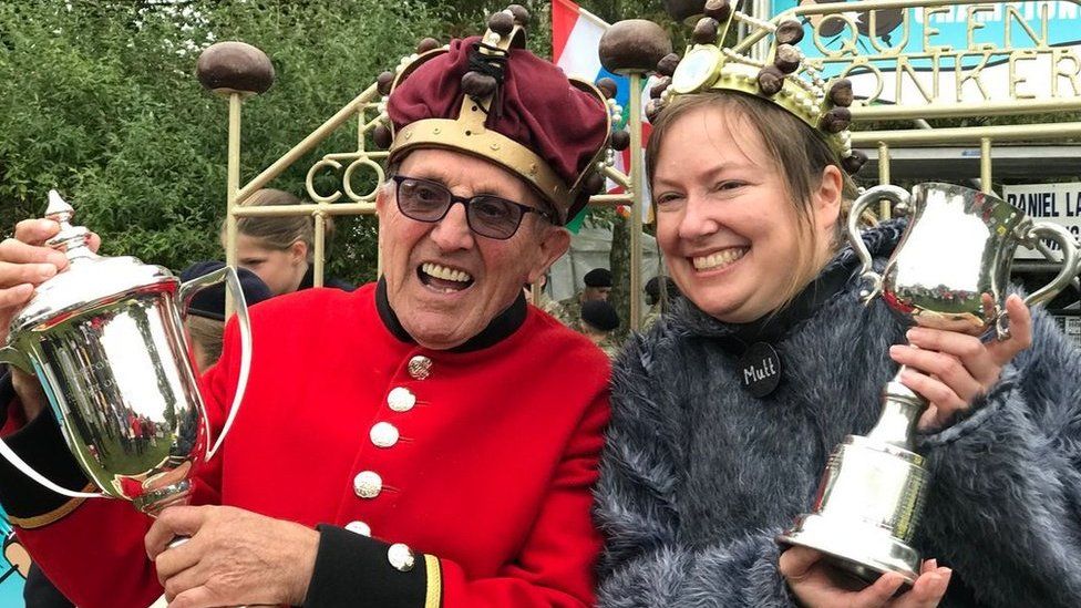 World Conker Champions 2018 crowned in Northamptonshire - BBC News