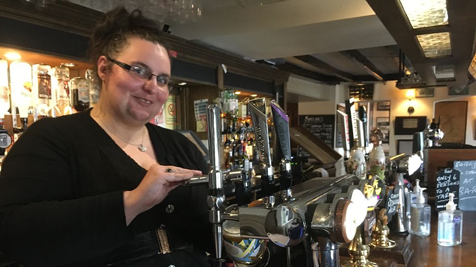 Kate Lewis, y dyfarnwr pŵl rhyngwladol sy’n ôl tu cefn i'r bar - BBC ...