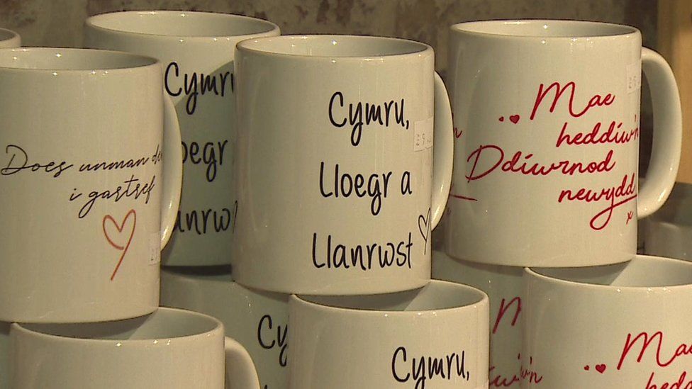 Pa rôl i'r Gymraeg wrth ddenu ymwelwyr i Gymru? - BBC Cymru Fyw