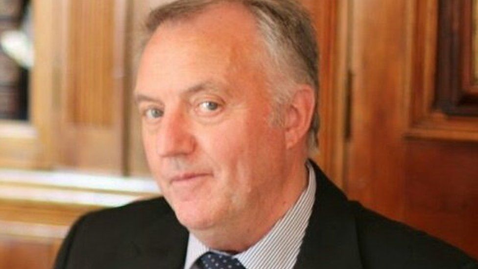 Hitchin comedian David Ephgrave in fundraiser after dad dies - BBC News