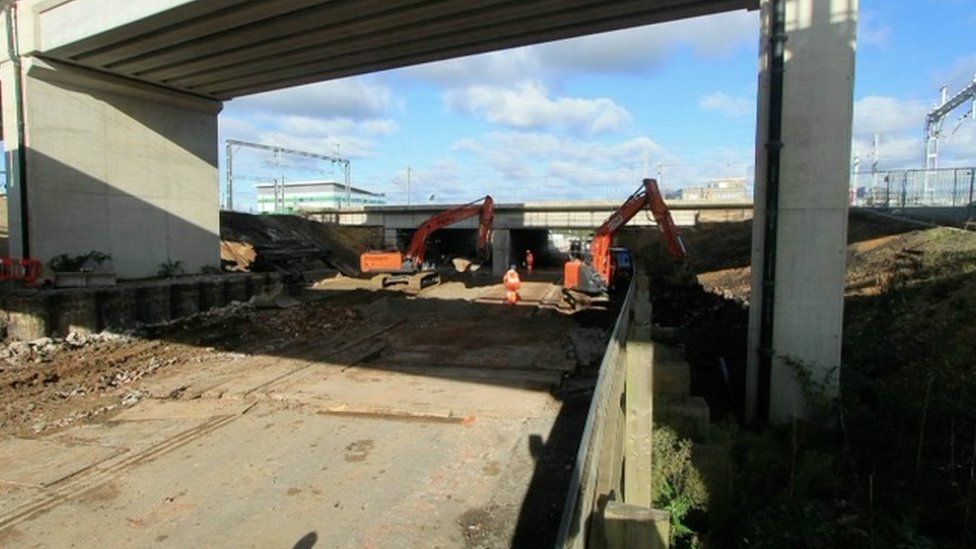 Reading Cow Lane traffic bottleneck bridge demolished - BBC News