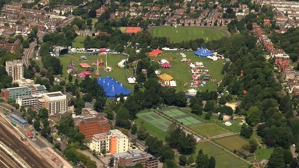 Brighton Pride: Thousands turn out to watch parade - BBC News