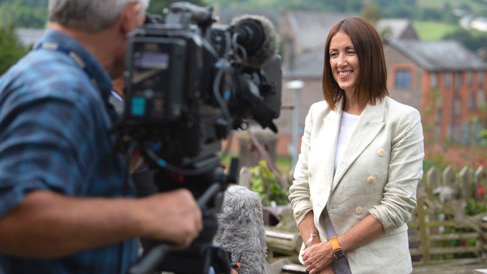 Etholiad 2021: Pwy yw arweinydd Democratiaid Rhyddfrydol Cymru Jane ...