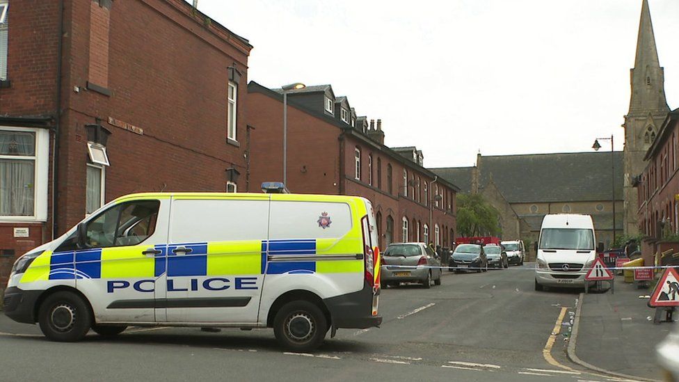 Oldham fire: Tributes to mother-of-three who died in blaze - BBC News