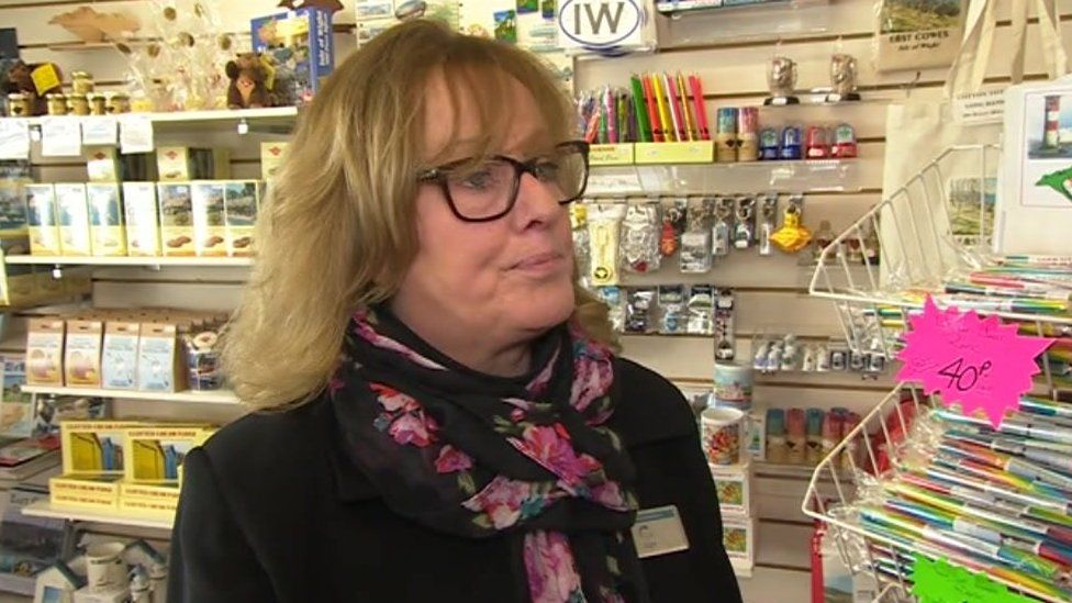 Floating bridge: Shop closure blamed on chain ferry problems - BBC News