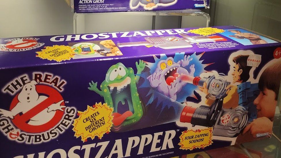 Christmas toys of the past unwrapped in Leeds museum collection - BBC News