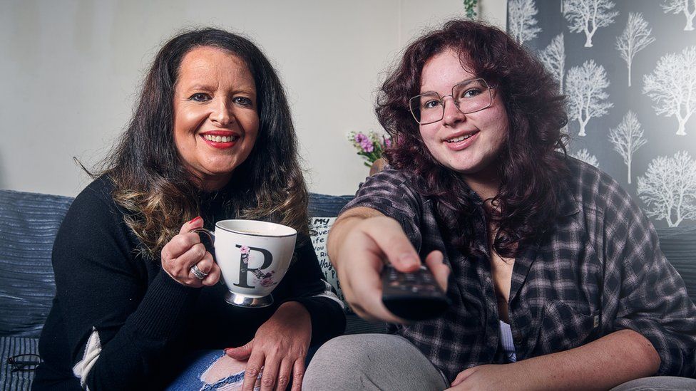 Gogglebocs Cymru: Pwy sydd ar y soffa? - BBC Cymru Fyw