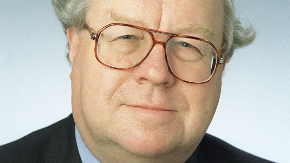 Lord Cormack: Tributes paid to long-serving politician who died - BBC News