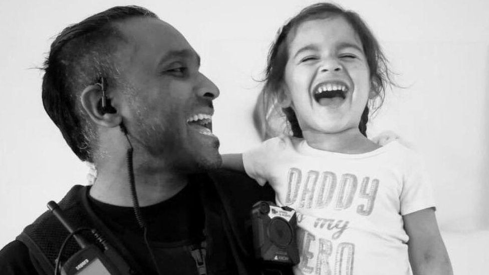 Coronavirus: 'Brave and fearless' police officer dies aged 40 - BBC News