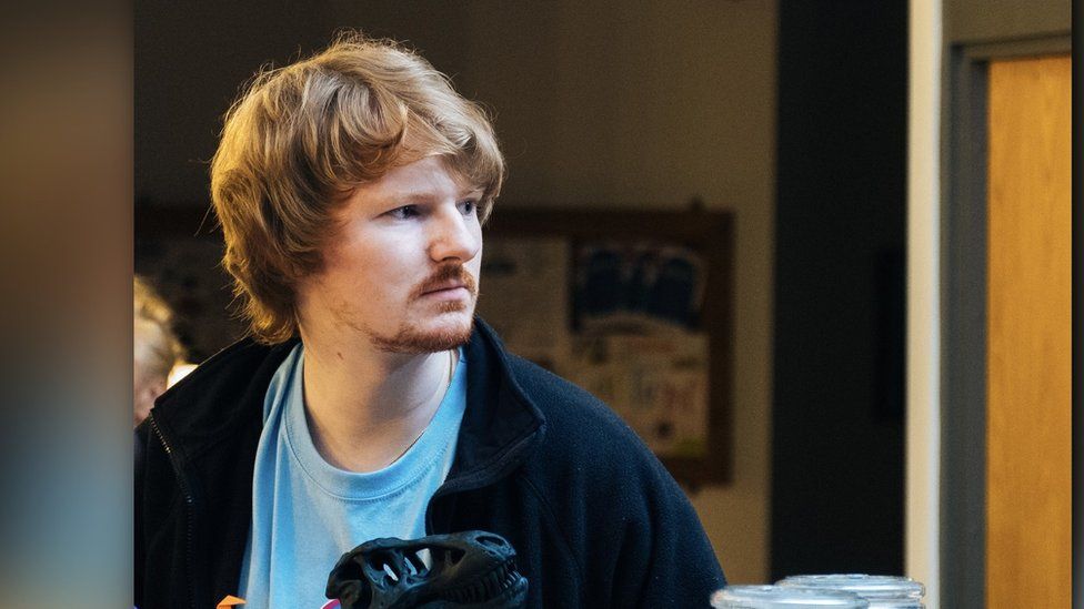 'Gwirfoddoli mor bwysig ac yn rhoi teimlad cynnes' - BBC Cymru Fyw