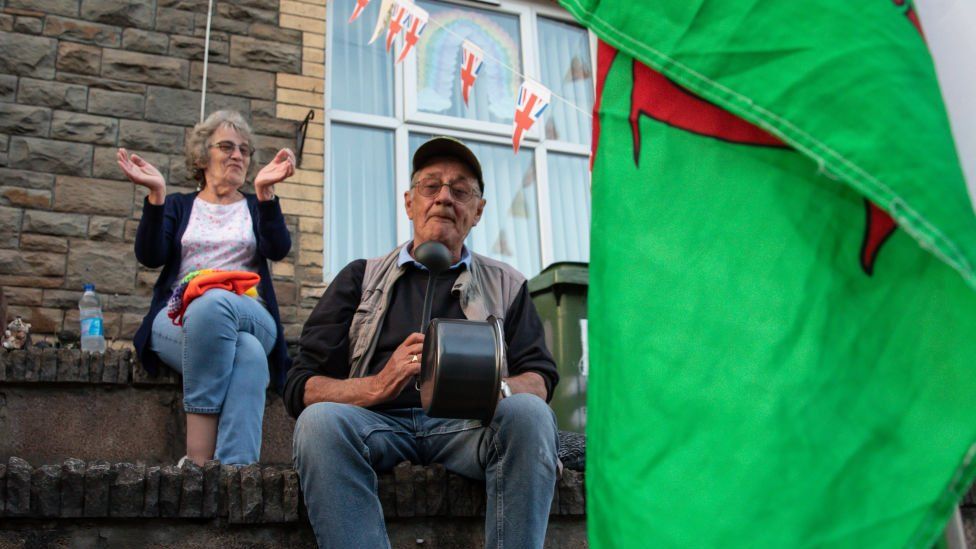 Covid: Clap for Carers returns amid calls to stay at home - BBC News