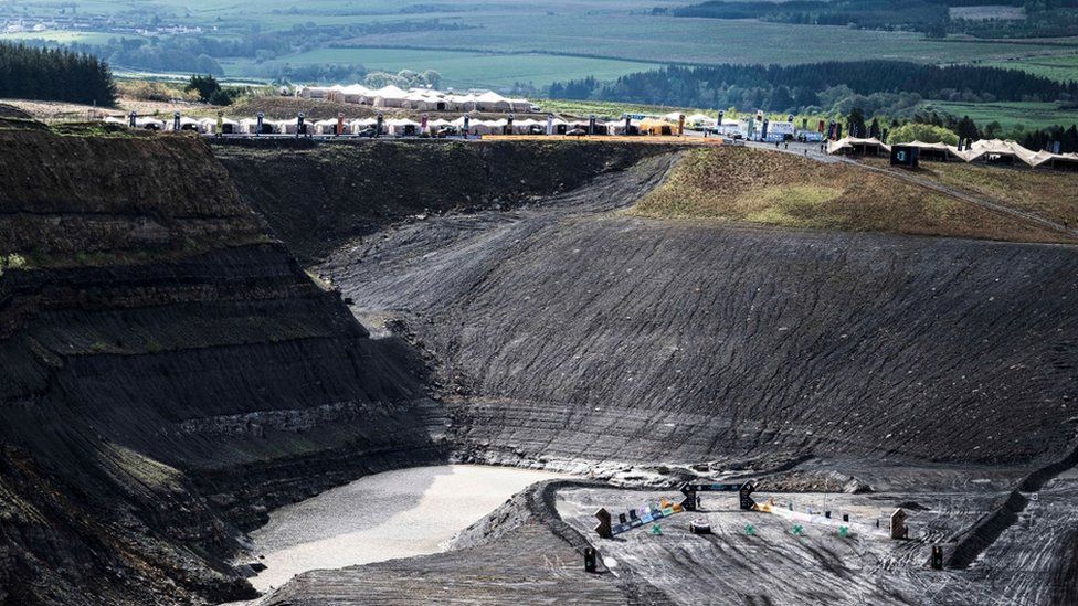 In pictures: Electric rally at old Glenmuckloch coal mine - BBC News