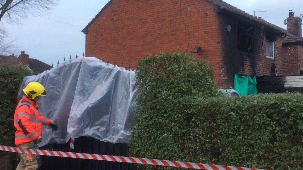 Two dead and five hurt in Manchester house fire - BBC News