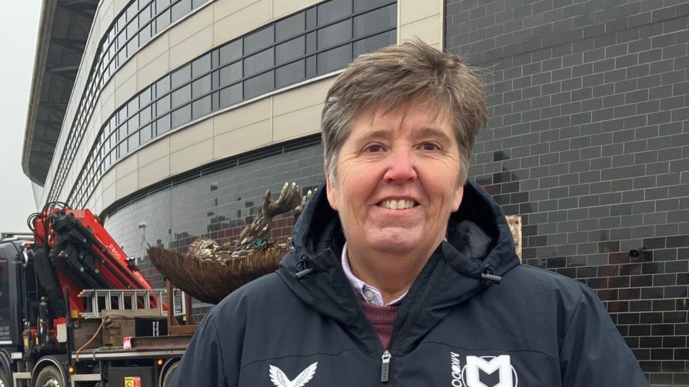 Milton Keynes stab murder teen's dad welcomes Knife Angel - BBC News