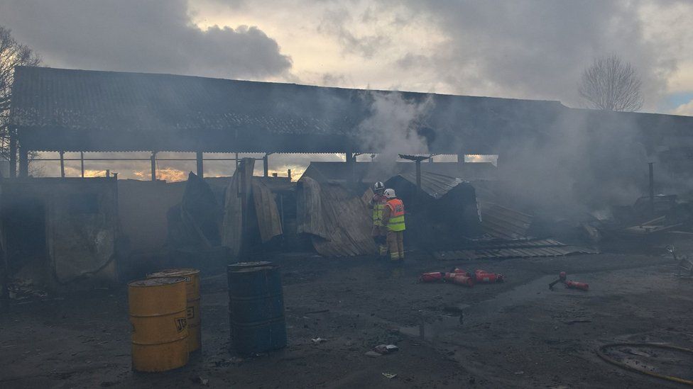 Goring Heath 'severe' farm blaze extinguished - BBC News